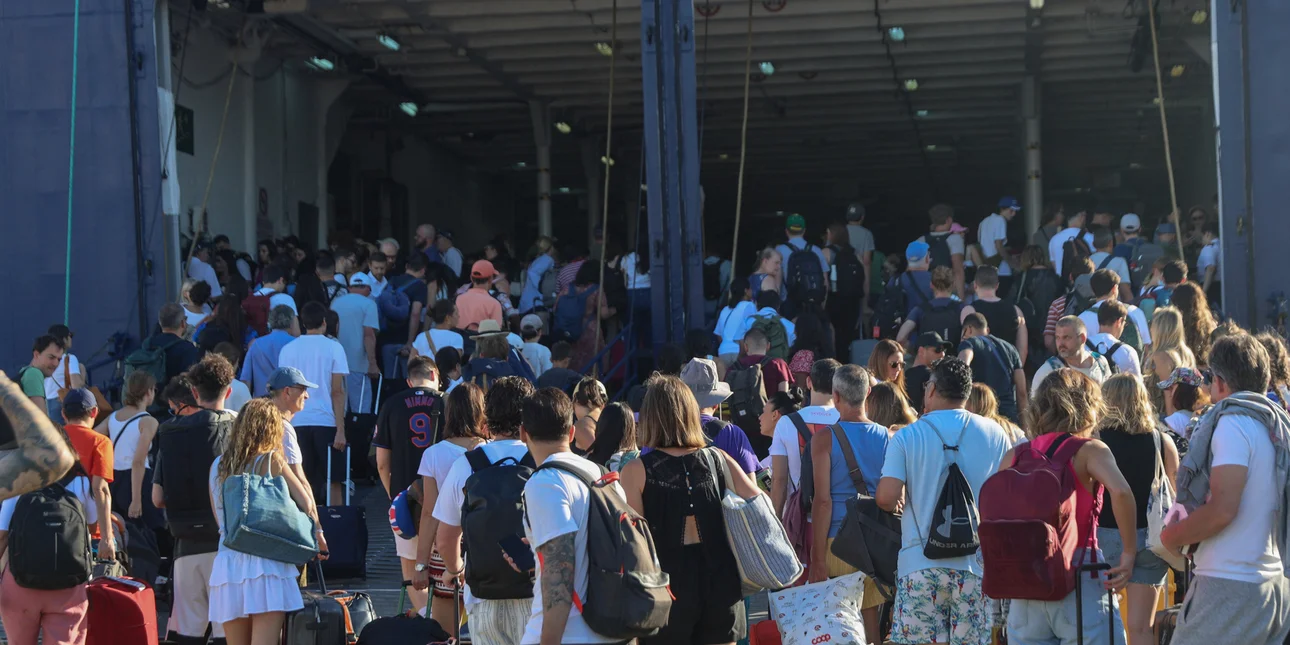 Πρεμιέρα καλοκαιρινών διακοπών: Εφυγαν οι πρώτοι αδειούχοι -Στα νησιά ...